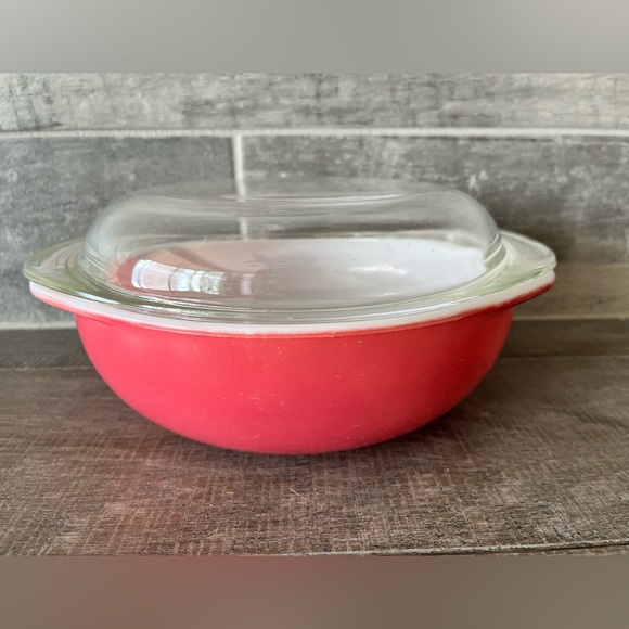 Pyrex | Kitchen | Vintage Pyrex 2 Quart Flamingo Pink 24 Round ...